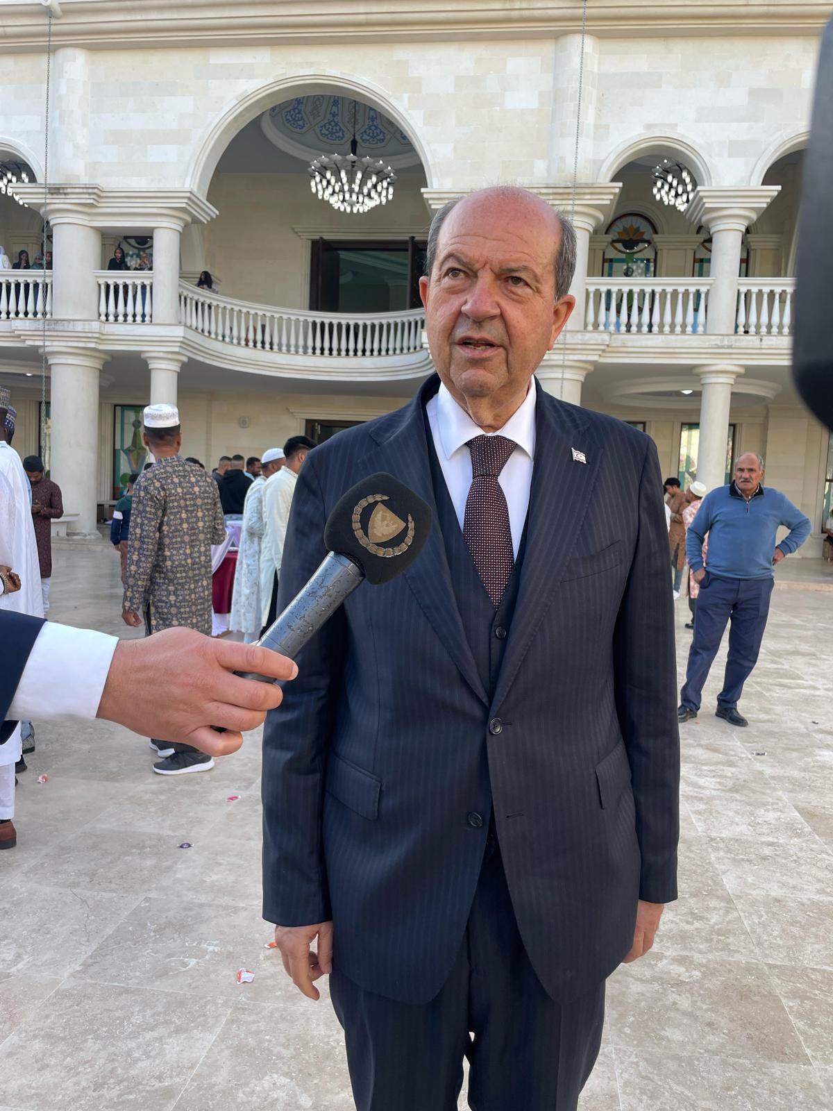 Cumhurbaşkanı Ersin Tatar, Bayram namazını Dr Suat Günsel Camisi’nde ...