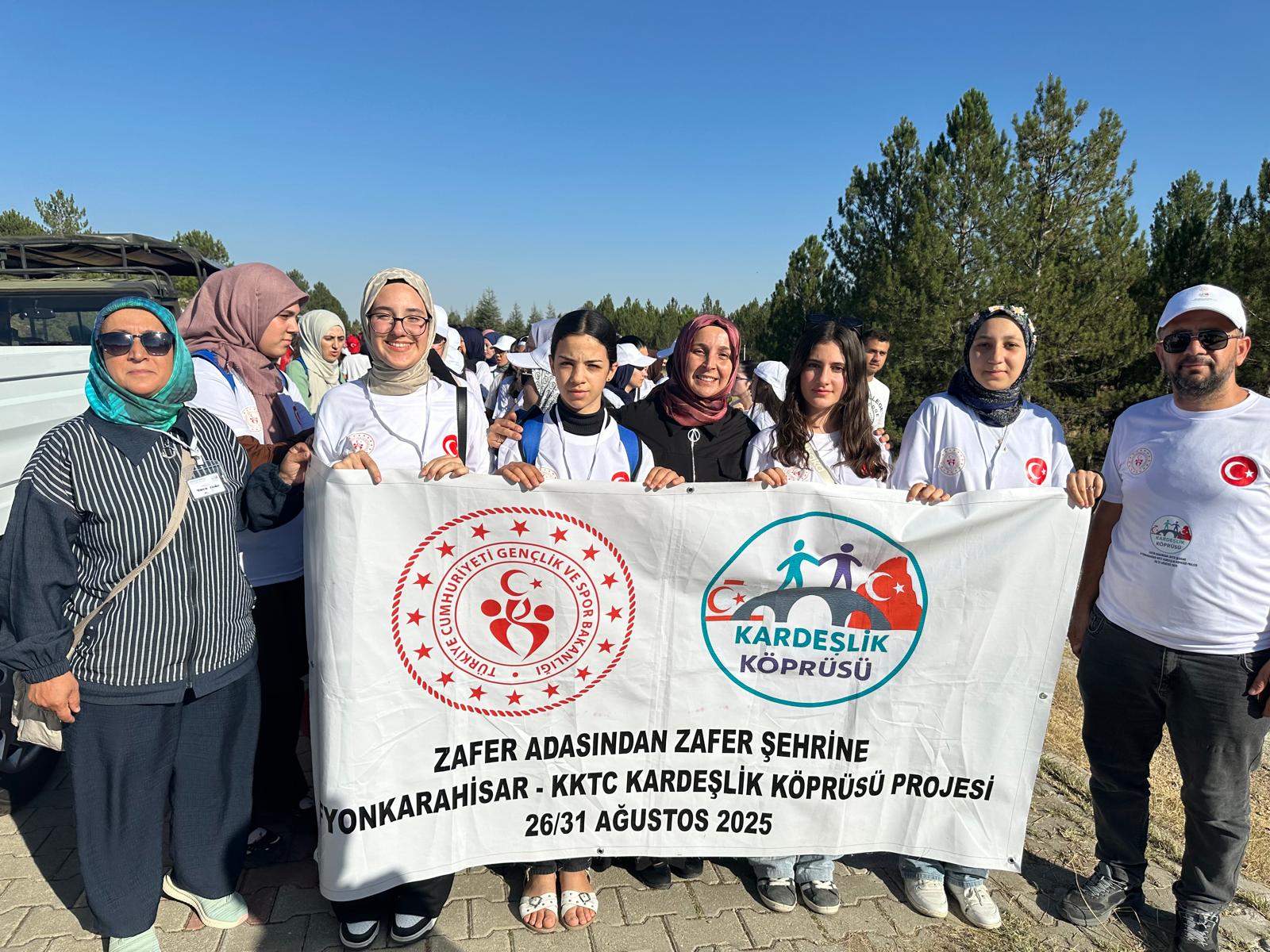 Hala Sultan İlahiyat Koleji öğrencileri Zafer Bayramı Fener Alayı’na ...